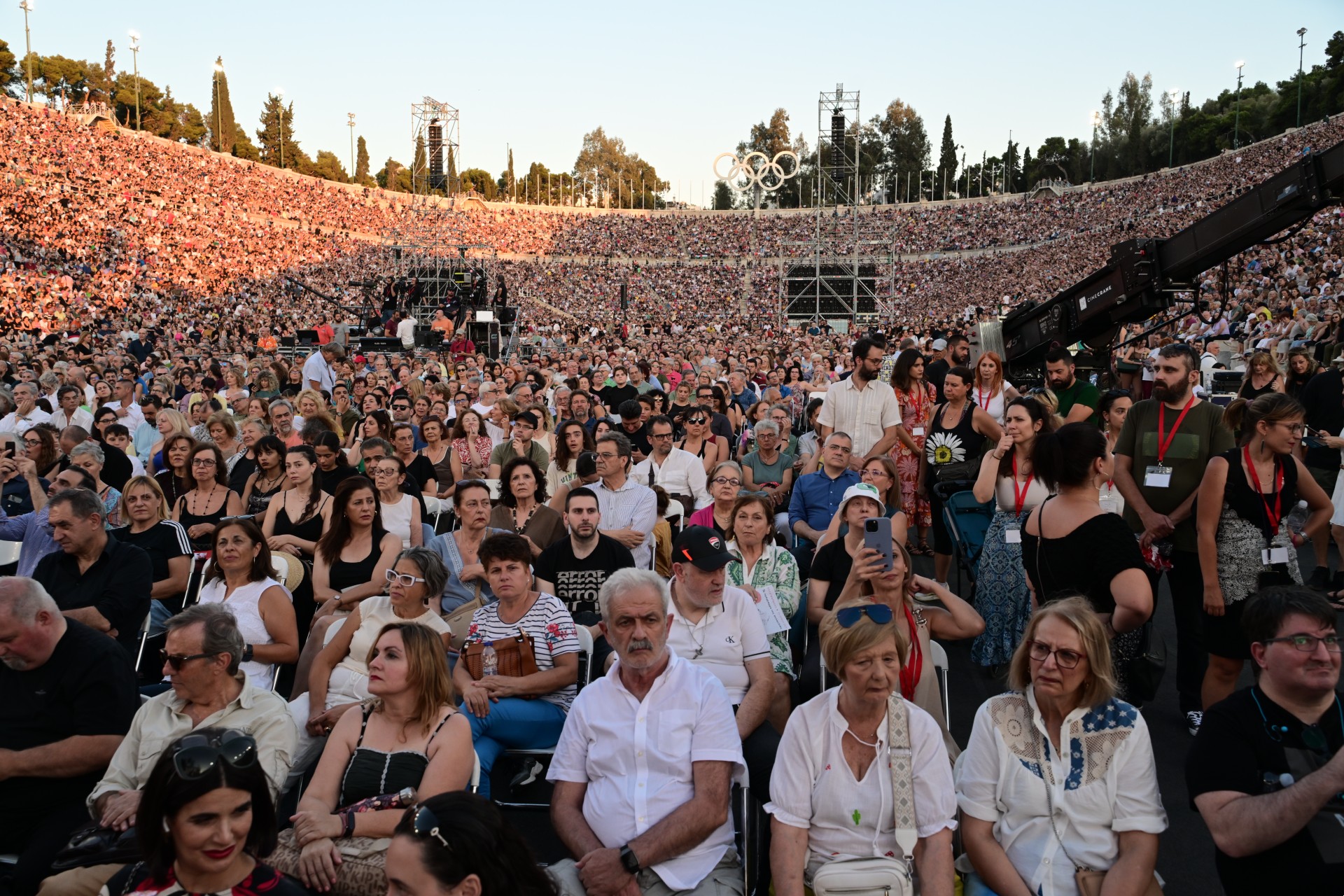 Κατάμεστο το Καλλιμάρμαρο για τα 100 χρόνια του Μίκη Θεοδωράκη (vid) | PLUS by gazzetta